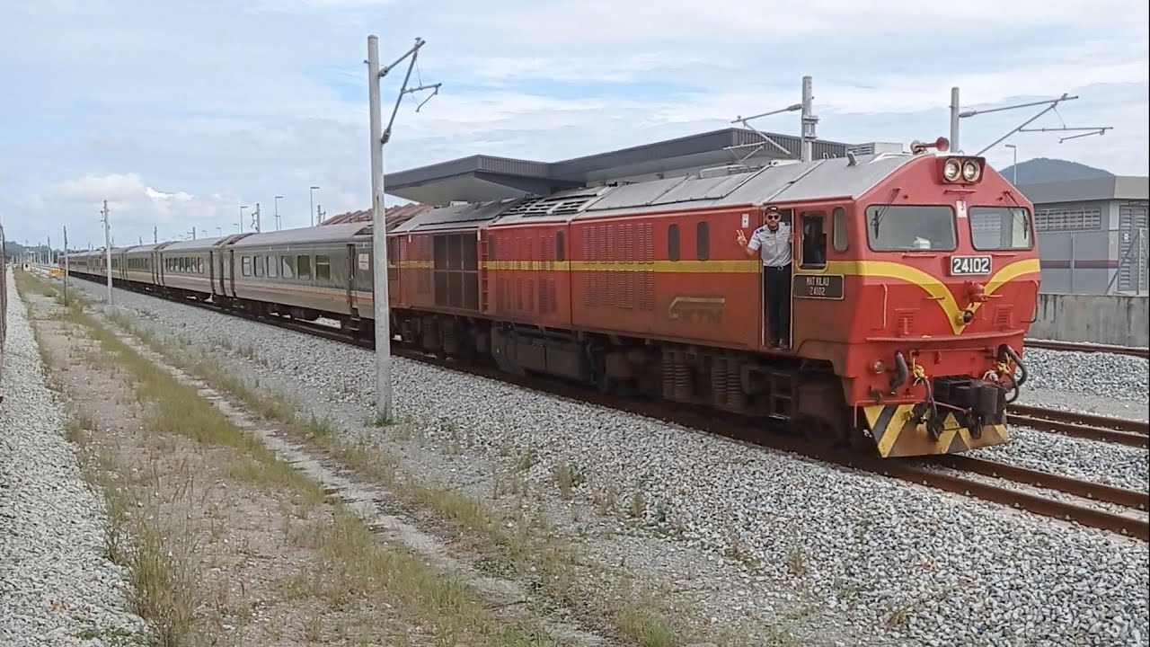 KTMB Ekspres Selatan 42 crossing with Ekspres Rakyat Timuran 27 and ...