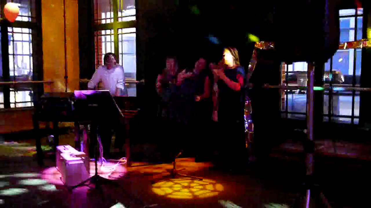 The Bangles - Manic Monday Karaoke pub version (lucy Cowling) - YouTube