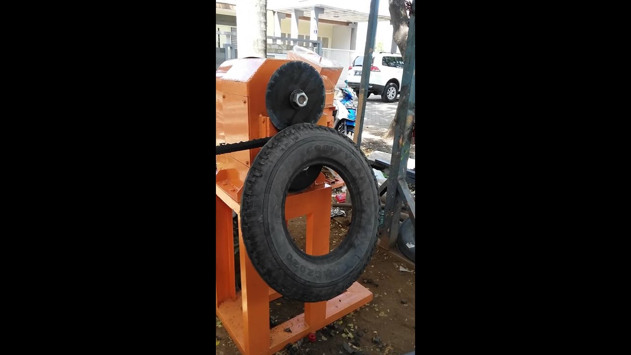 Mesin potong ban jadi tali ban - YouTube