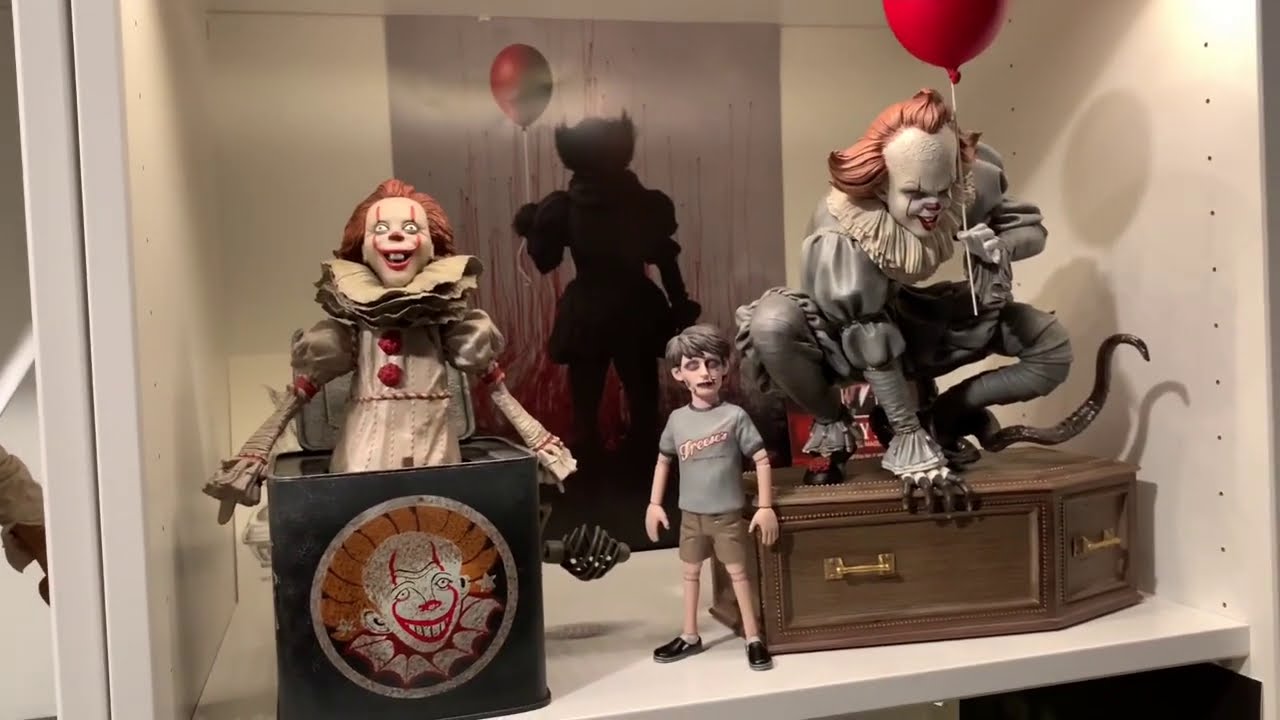 Diamond Select Pennywise in a box Figure Review - YouTube