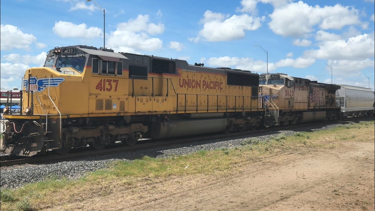 UP 4137 and 5625 lead a manifest on the del rio Subdivision - YouTube