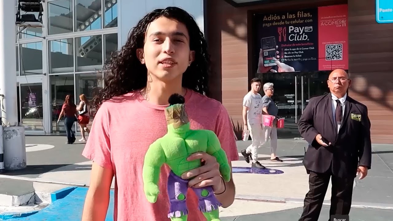 Corren a Leo Cop para siempre de la plaza - YouTube