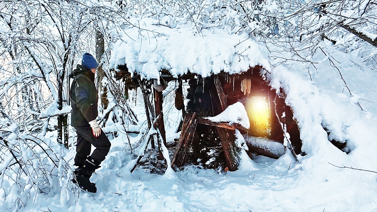 Woman Lives Alone in a Cold Hut in Winter | Surviving in the Forest ...