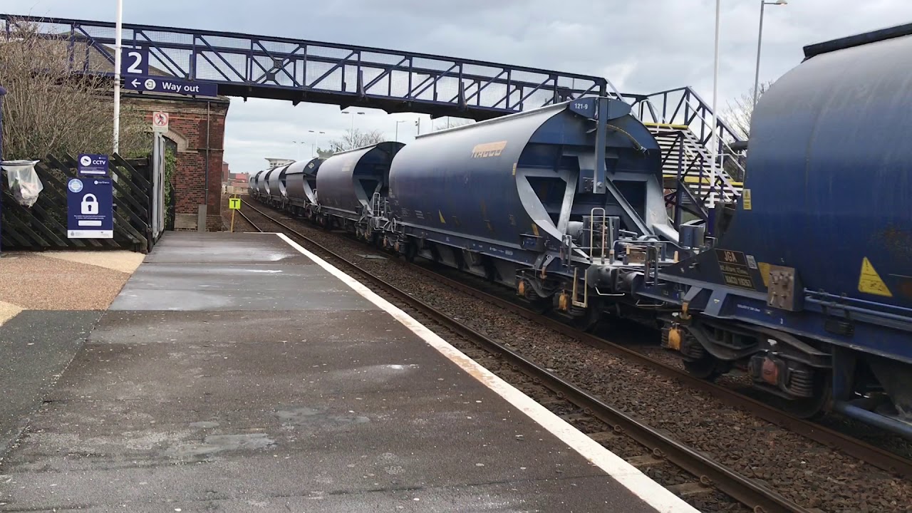The Tarmac Train Passing Redcar Central 03.03.20 - YouTube