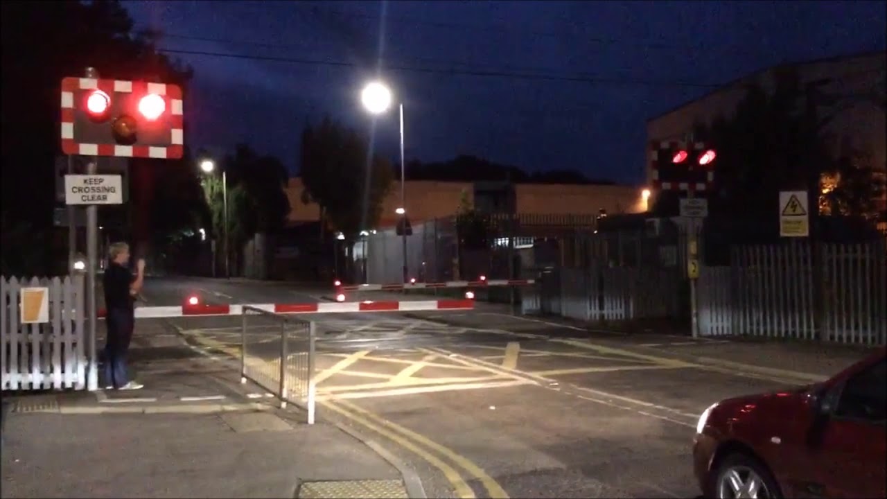 Watford North Station Level Crossing 23/09/17 - YouTube