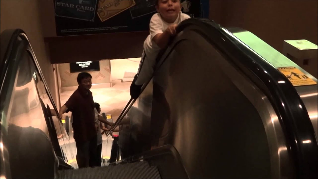 Kid play in escalator - YouTube