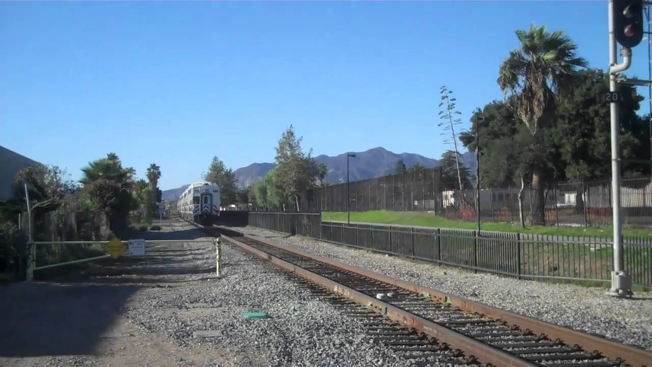 HD- 2 Antelope Valley Line Metrolinks in San Fernando: 10/26/10 - YouTube