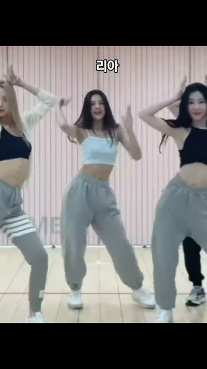 [있지] 걍 생라이브 하는 있지.. #stage_practice #itzy #sneakers #shorts #live - YouTube
