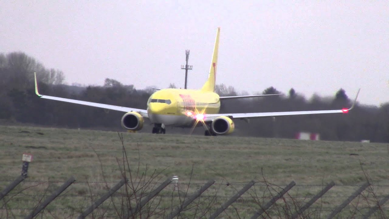 BOEING 737-800 *AMAZING TAKE-OFF* - YouTube