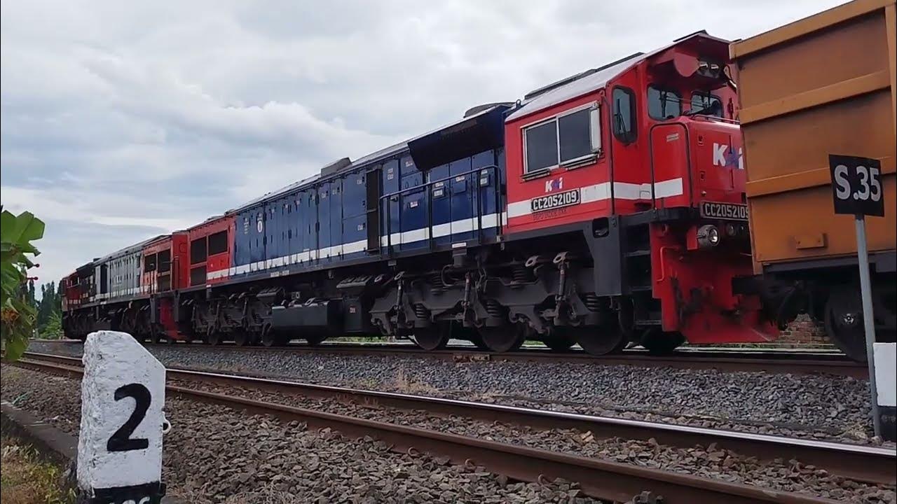 SINYAL BERHENTI DAN JALAN UNTUK MASUK STASIUN || KERETA API BABARANJANG DITARIK 2 LOKOMOTIF CC ...