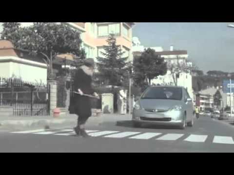 Piyadaya hormet eden suruculere tewekkur videosu insanlig dersi