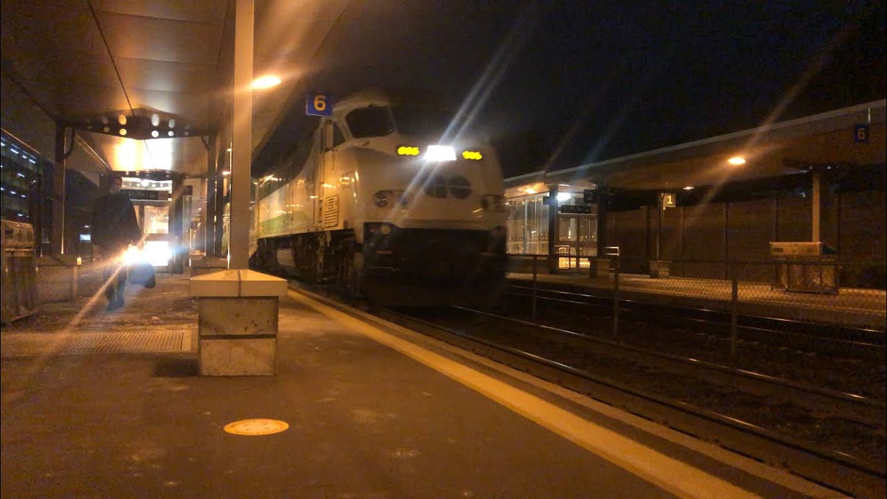 GO 665 and VIA 75 at Clarkson GO Station 29/12/2020 - YouTube