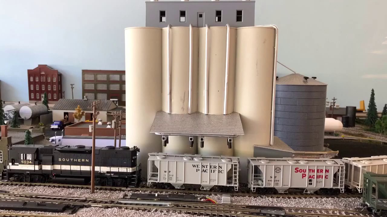 My 4x8 x 2 HO Layout - Grain Train delivery COOP to Grain Mill - YouTube