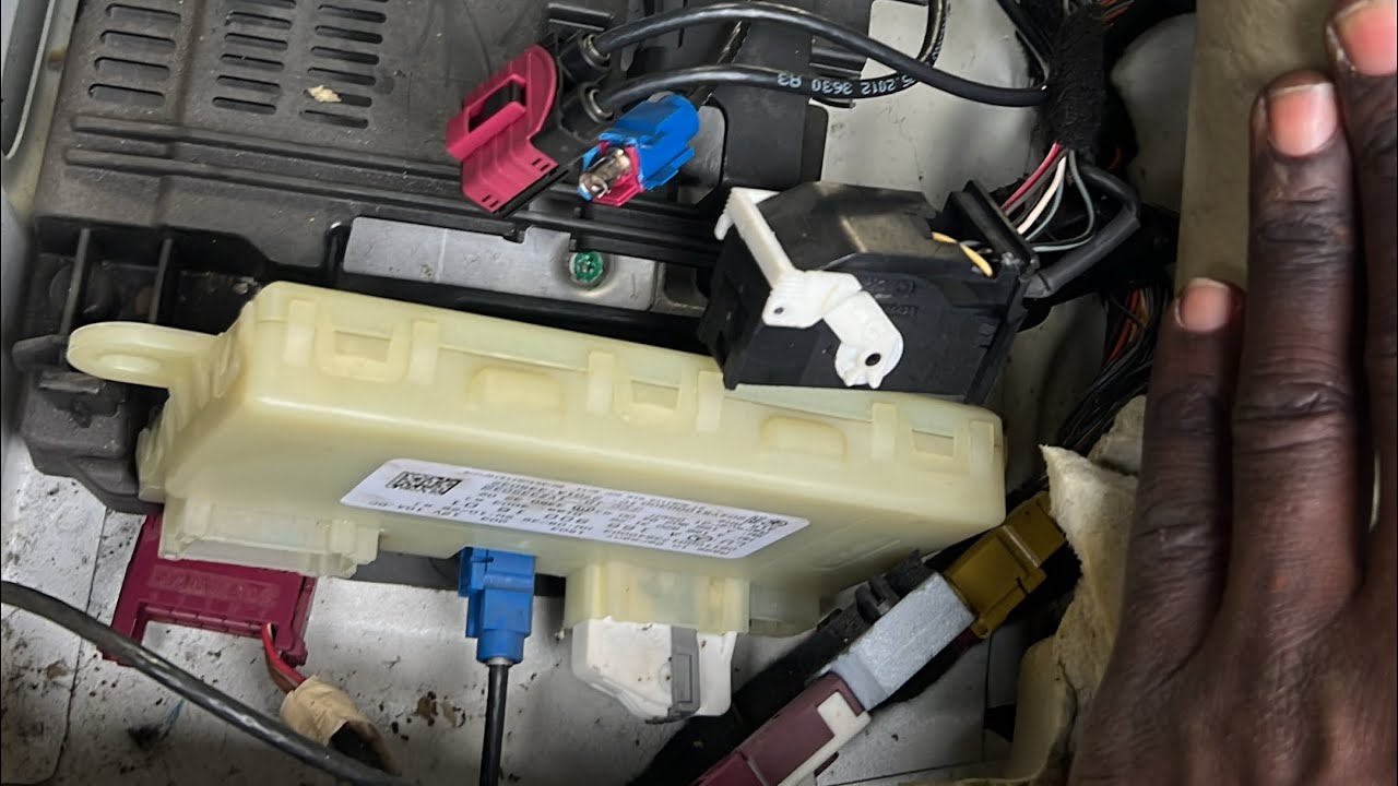 HOW TO SOLVE MERCEDES BENZ W166| ESP UNDER VOLTAGE AND KEYLESS GO - YouTube