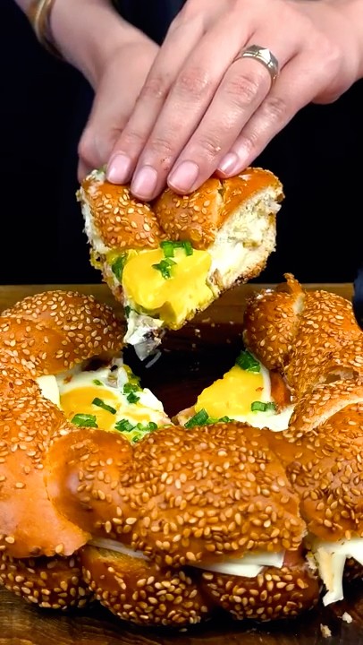 Quick & Healthy Breakfast in 5 Minutes 🇹🇷🥯 Cheesy Sausage Simit ...