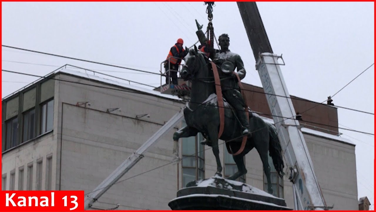 Ukraine presses ahead with wartime removal of Soviet monuments - YouTube