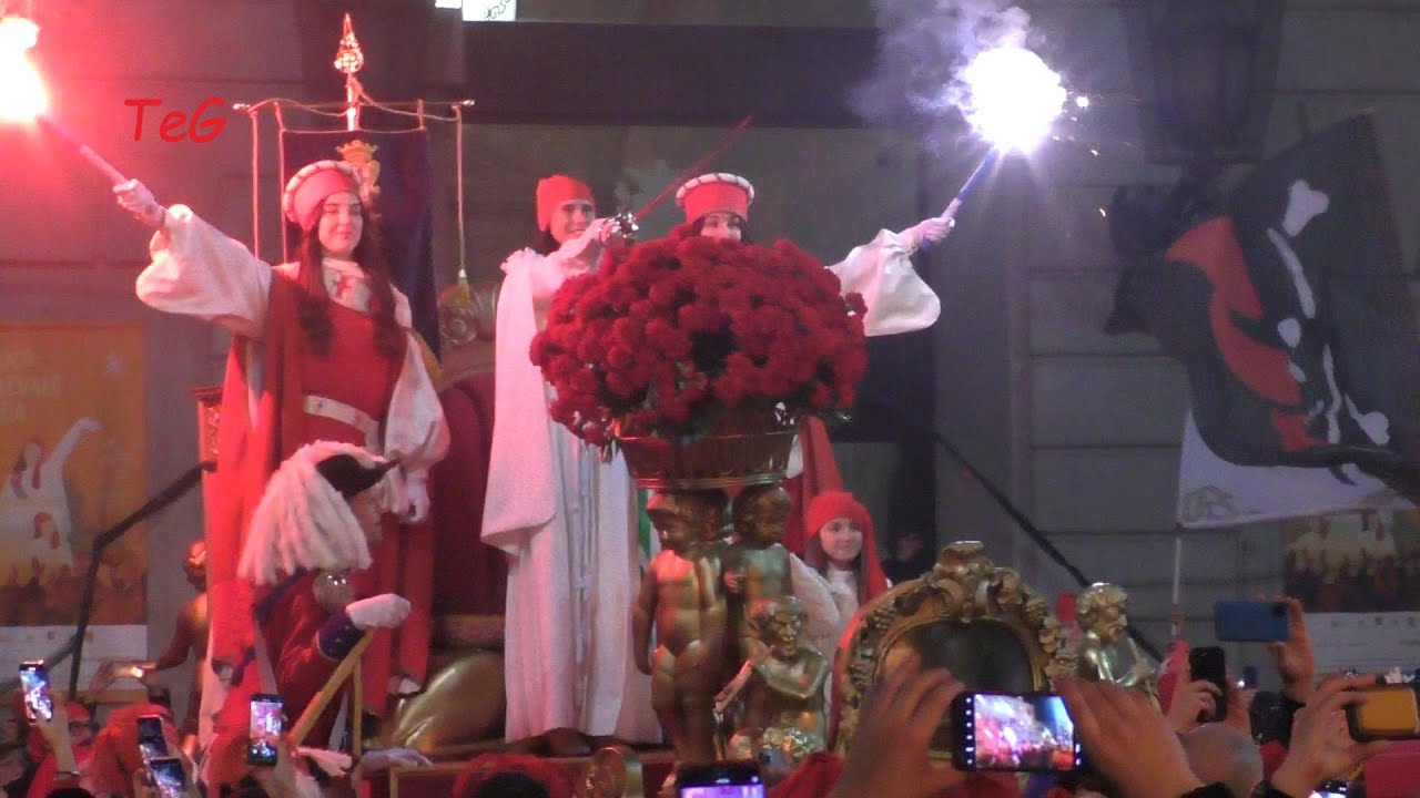 Abbruciamento scarlo in piazza - Carnevale Ivrea 2023 - YouTube