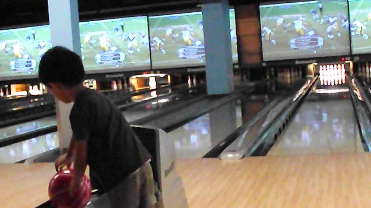 Noah Bowling at Moreno Valley Mall game center - YouTube