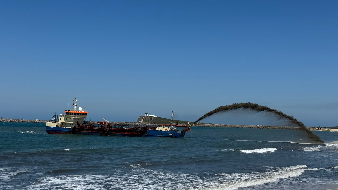 TRUD R Hopper Dredger Stockton Beach NSW 21Oct 2023 Drone Hyperlapse ...
