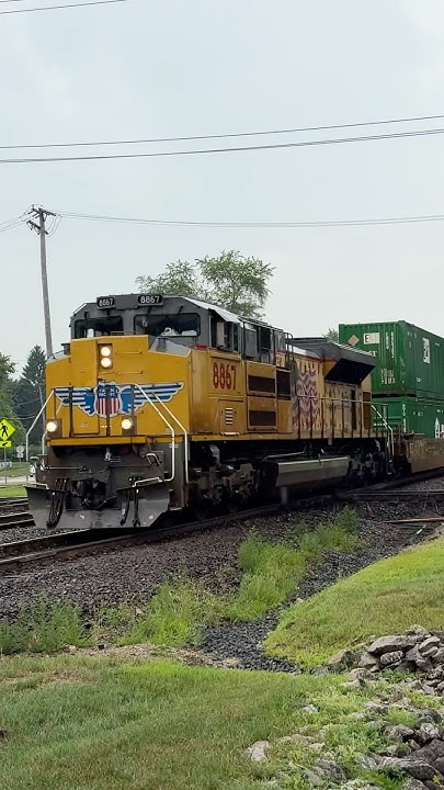 UP 8867 rolls a intermodal past West Chicago - YouTube