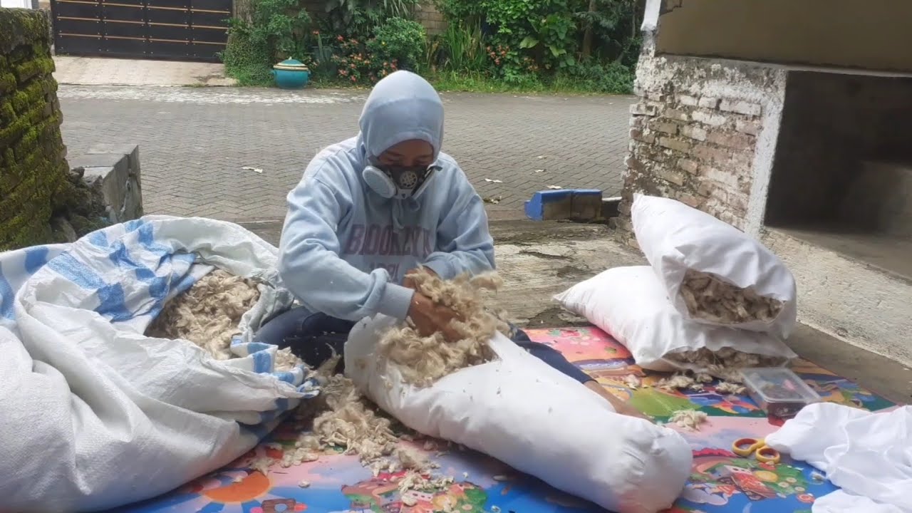 RIYOYOAN NURUTI PENGGEMAR NGGAWE BANTAL GULING KAPUK MOTIF KAIN PUTIH ...