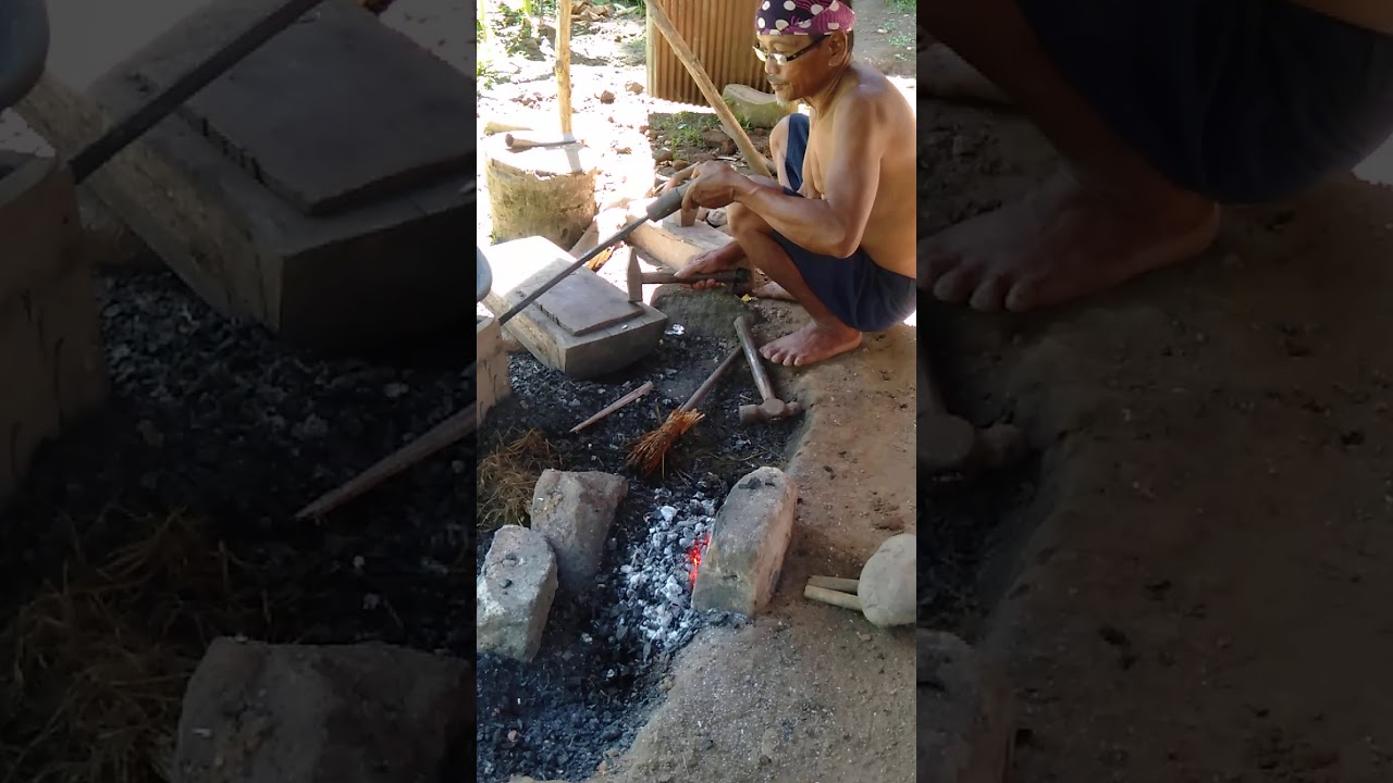 Pembuatan parang dengan cara tradisional - YouTube