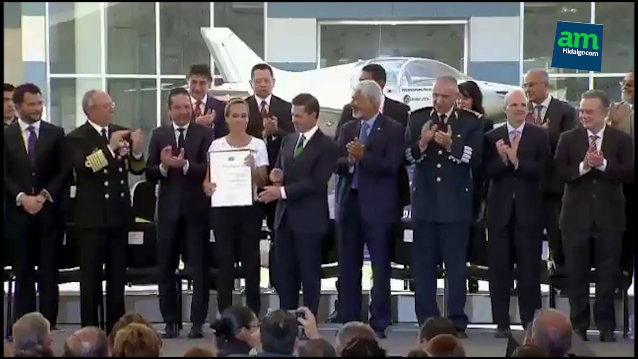 Rosaura Martínez protesta frente a Peña Nieto y dice Nos faltan 43 ...