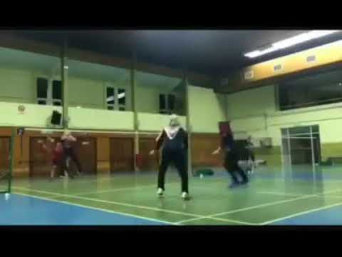 awek bertudung main badminton PADU!!