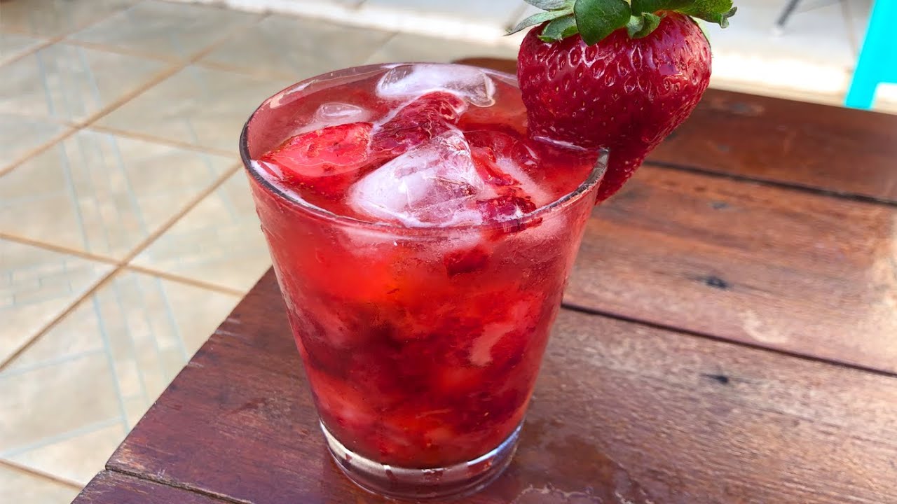 CAIPI SAQUÊ DE MORANGO 🍓 | COZINHA DA GABBY - YouTube