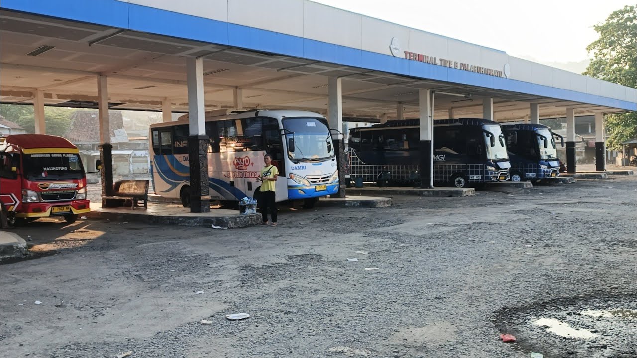 bermacam Bus gunung√suasana jam 6 pagi Terminal Pelabuhan ratu, pantai ...