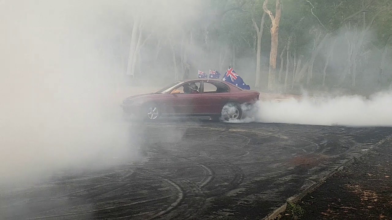 VT Commodore burnout Australia day 2018 burnouts - YouTube
