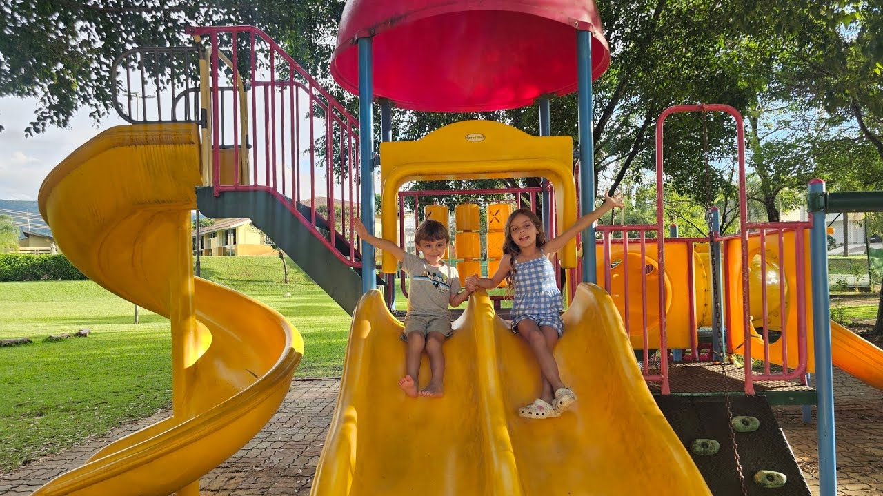 BRINCANDO NO PLAY - YouTube