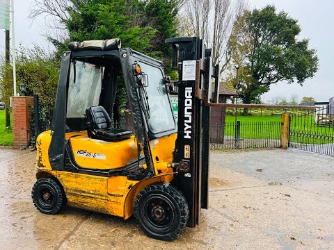 HYUNDIA HDF25-5 CONTAINER SPEC FORKLIFT C/W 3 STAGE MAST - YouTube