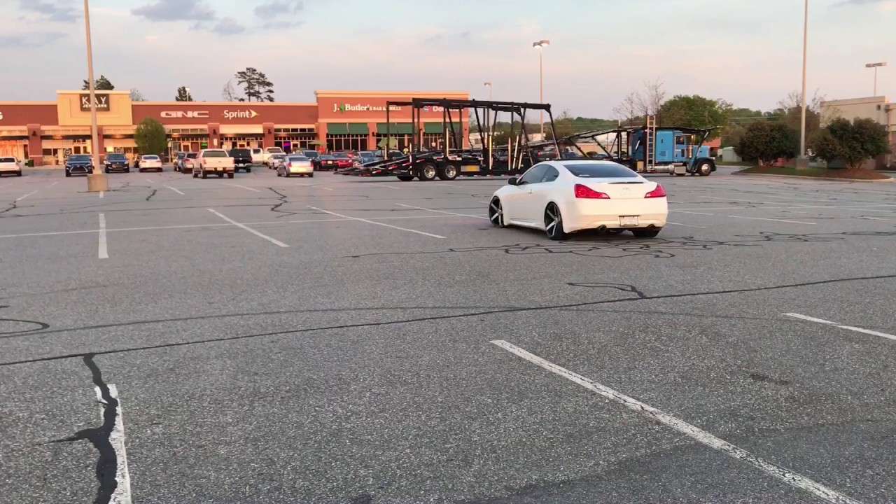 G37 donut/burnout - YouTube