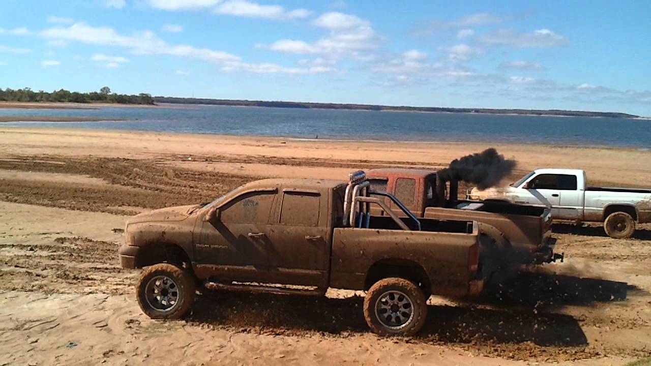 Cummins vs powerstroke mud drag racing - YouTube