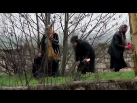 Qebir ustune gedenleri gullelediler