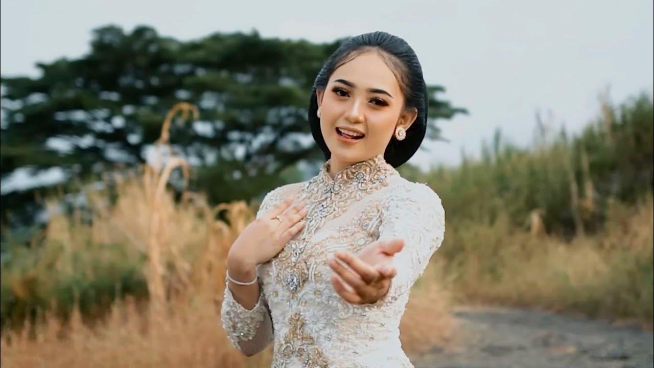 Silvy Kumalasari - Lamunan - YouTube