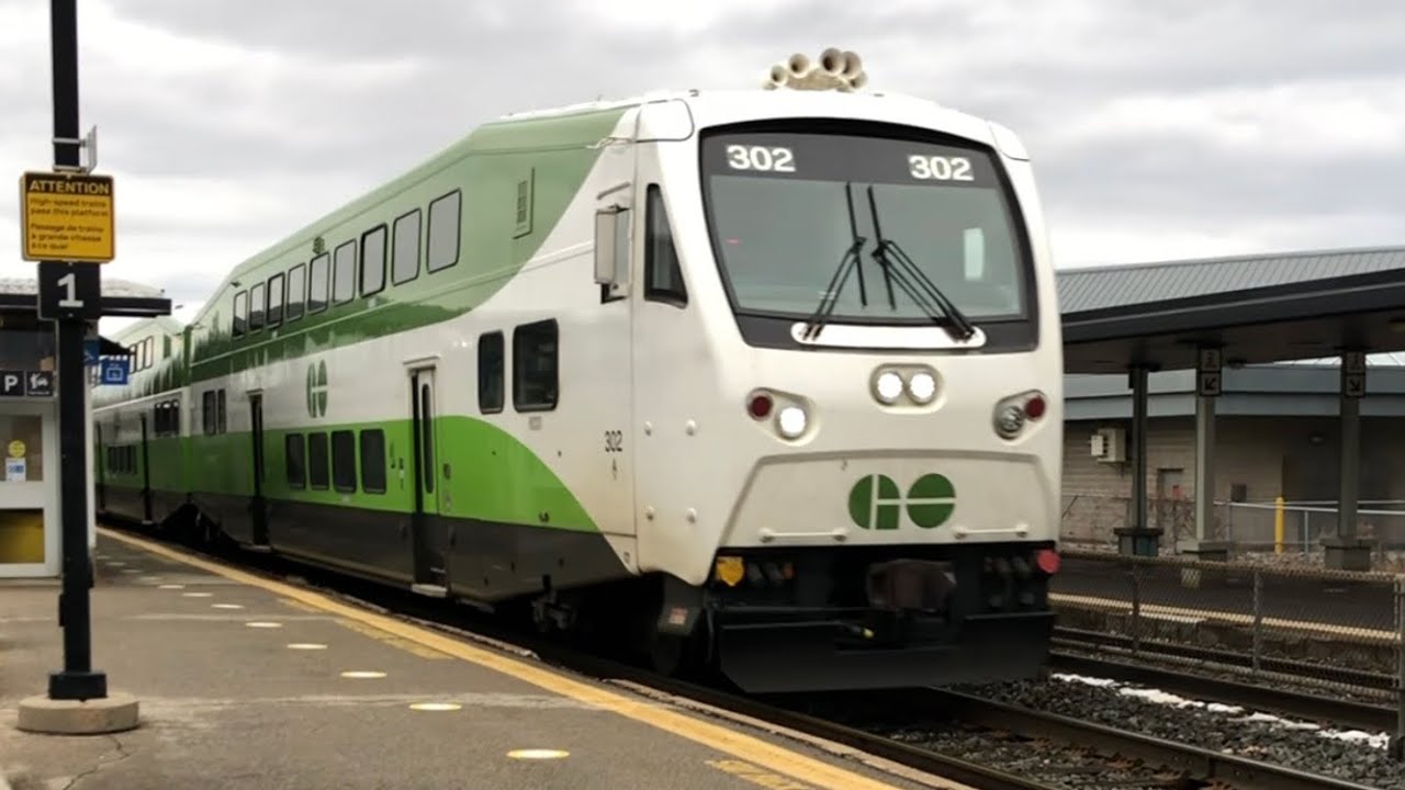 Go Train 602 Burlington go station - YouTube
