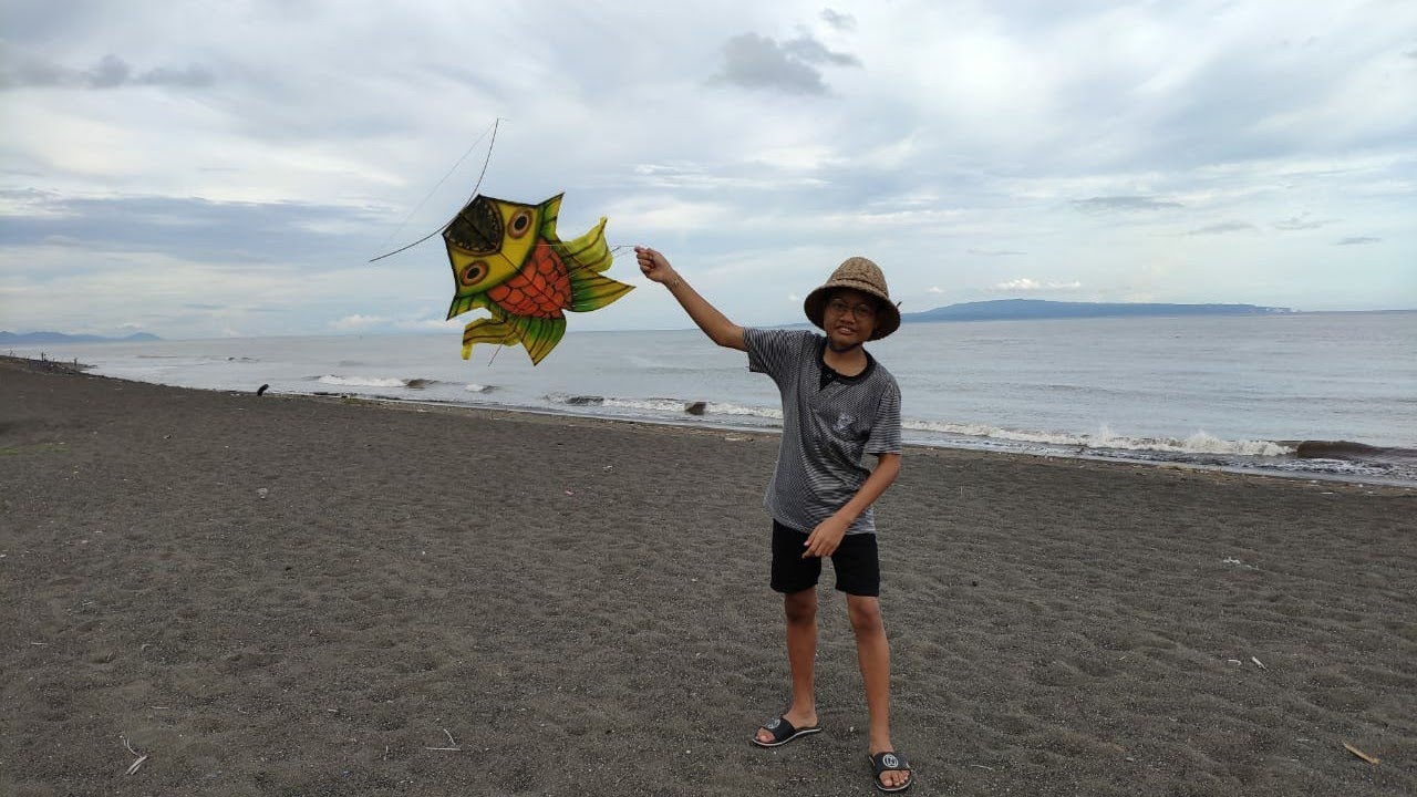 Main layang layang bebean kecil motif ikan di pantai - YouTube