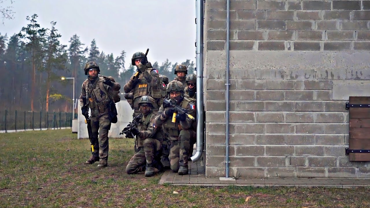 US Marines and US Soldiers Practice Close Combat Training - YouTube