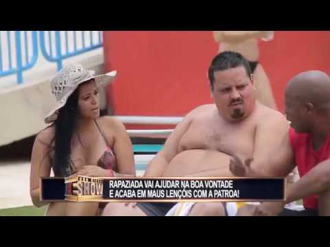 Gata quer companhia para cair na piscina e deixa sujeito casado em maus lençóis