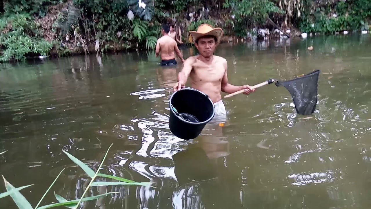 primitive way of catching fish in the river - YouTube
