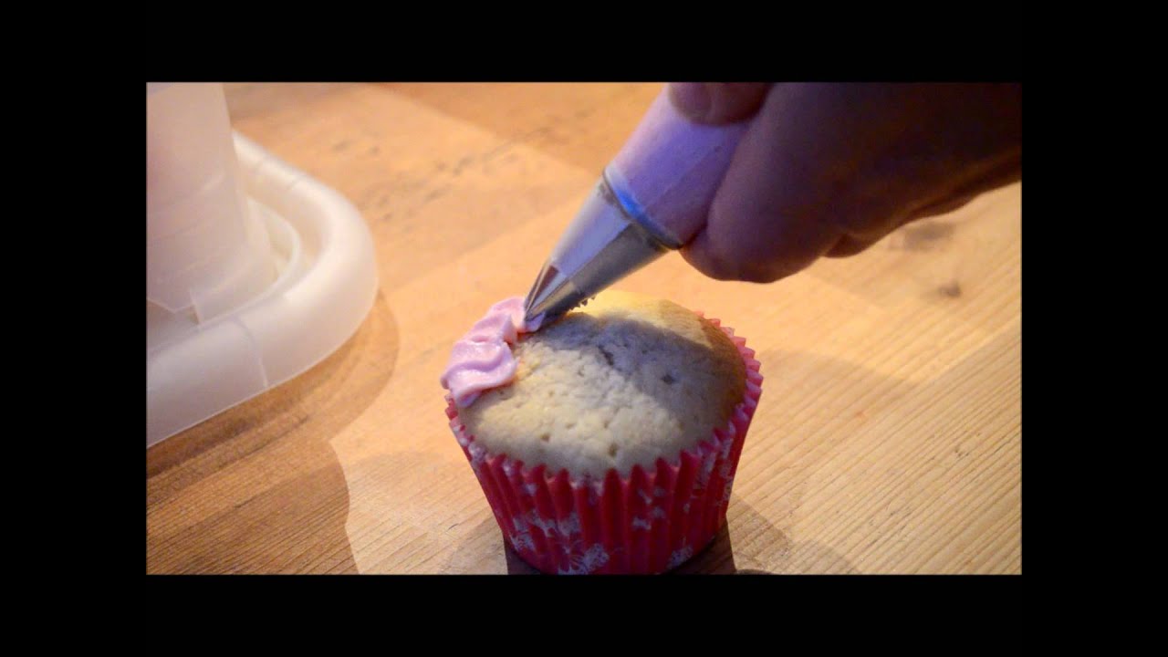 How to pipe Buttercream flowers - YouTube