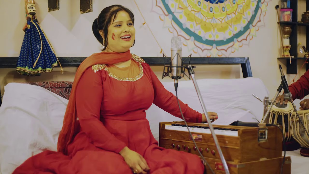 Holiya me nathuni hera gaile - Singer Devi - Holi 2019 - YouTube