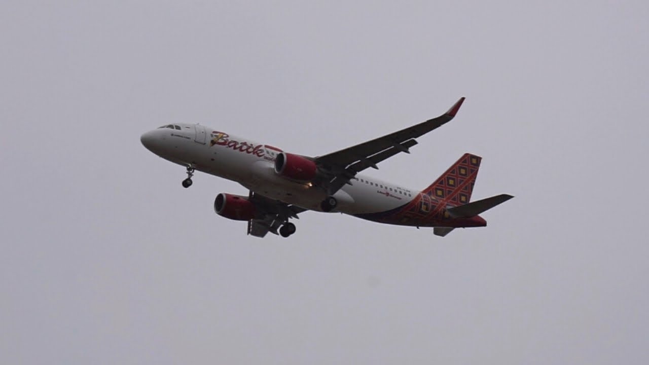 2 AWESOME Landings in WET WEATHER | Plane Spotting - YouTube