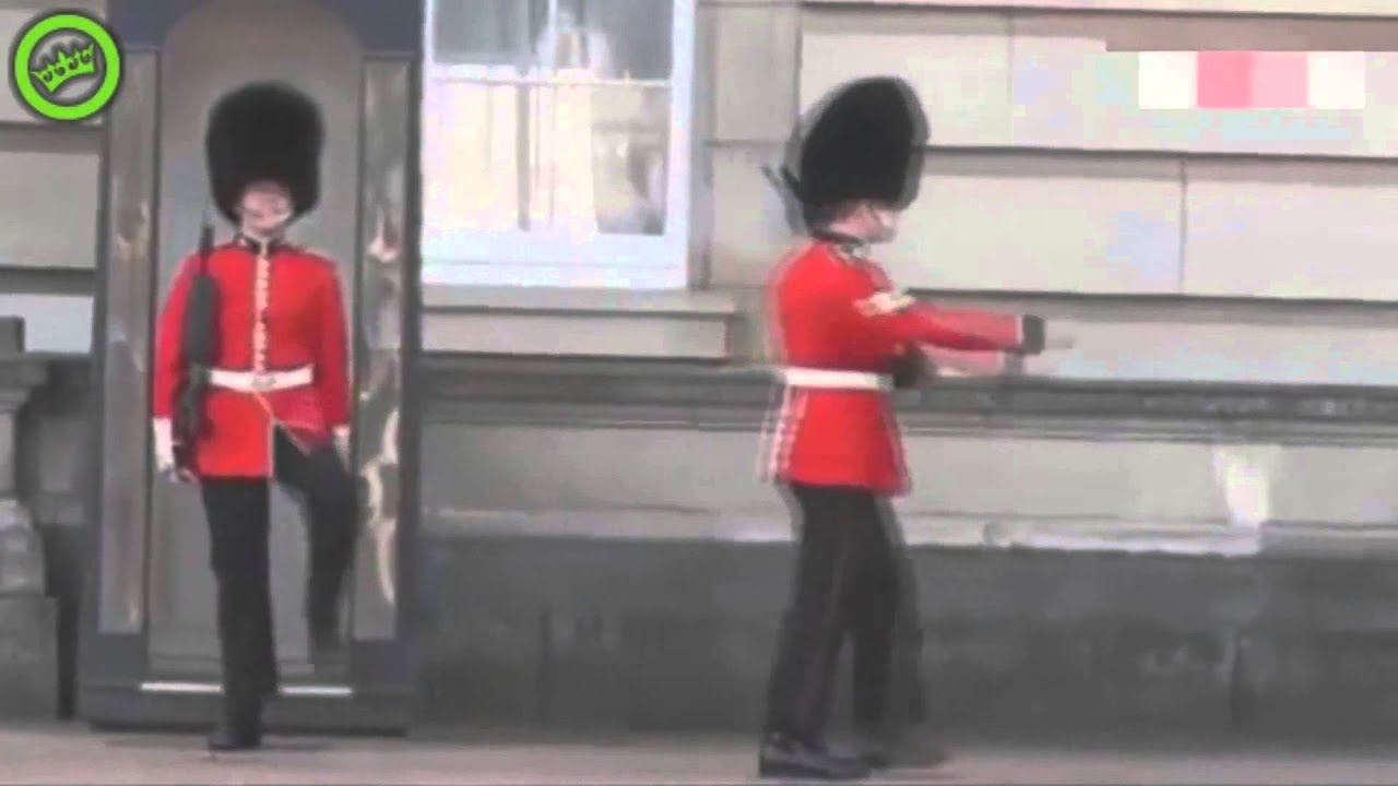 [FULL VIDEO] Royal guard falls in London - YouTube