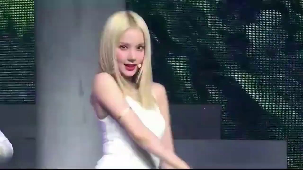 [Mirrored] GFRIEND - APPLE Dance PERFORMANCE - YouTube