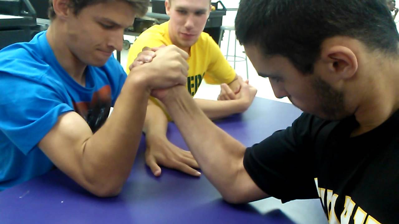 Pablo vs Aldo in arm wrestling - YouTube