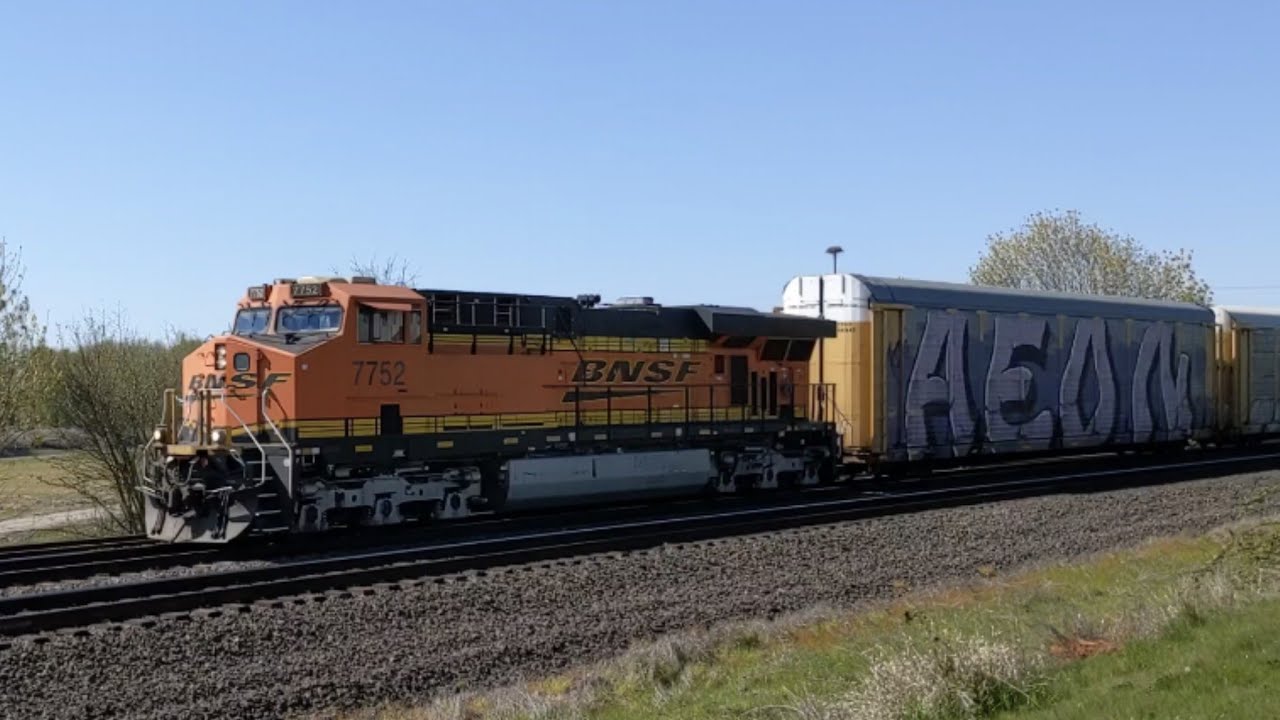 BNSF 7752 leads a 1x1 Autorack. Railfanning Ridgefield WA. - YouTube
