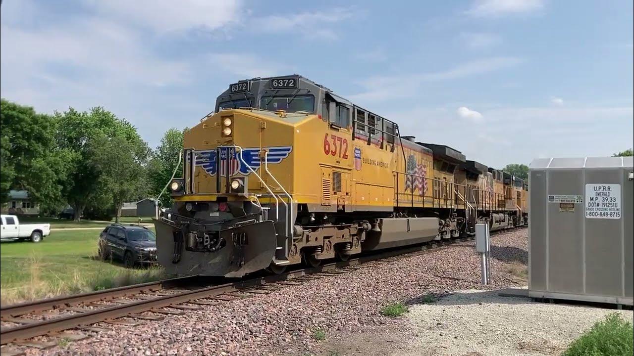 Emerald Street railroad crossing, UP 6372 Grain Train, Onawa, IA - YouTube